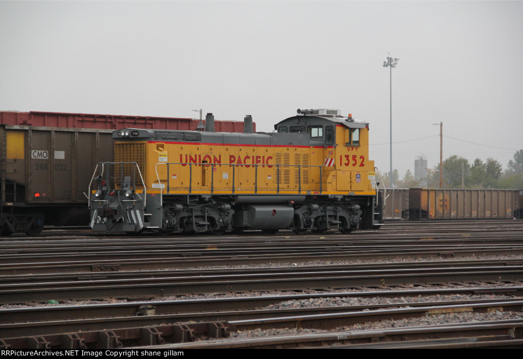 UPY 1352 works the dupo yard.